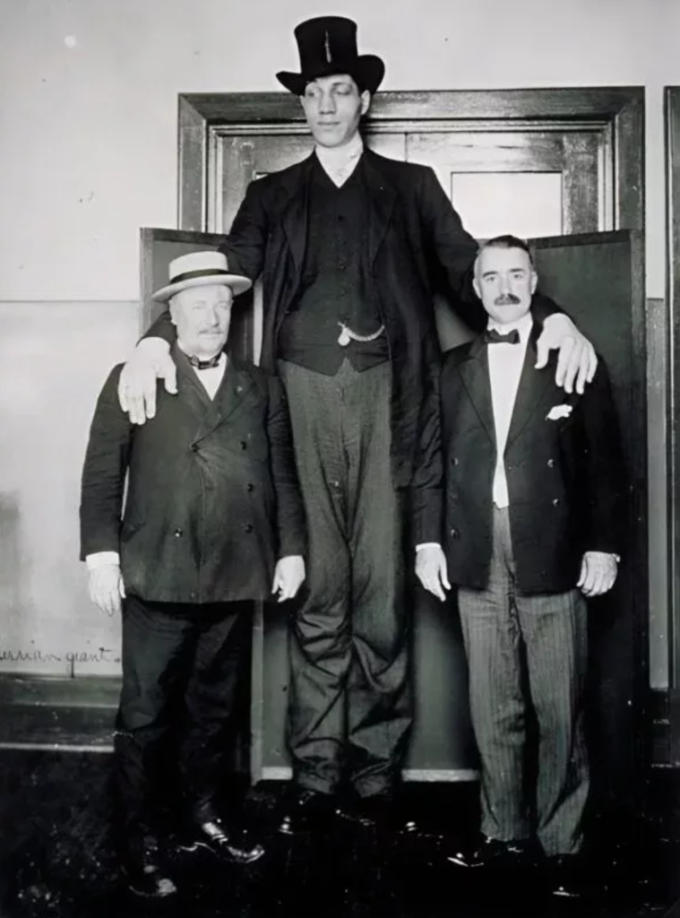 Being 285cm tall didn't stop the man from getting married and becoming ...